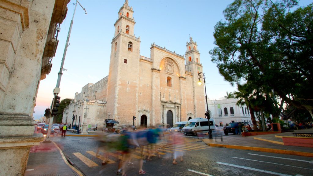 San Idelfonso y la catedral de Mérida - Punto Medio